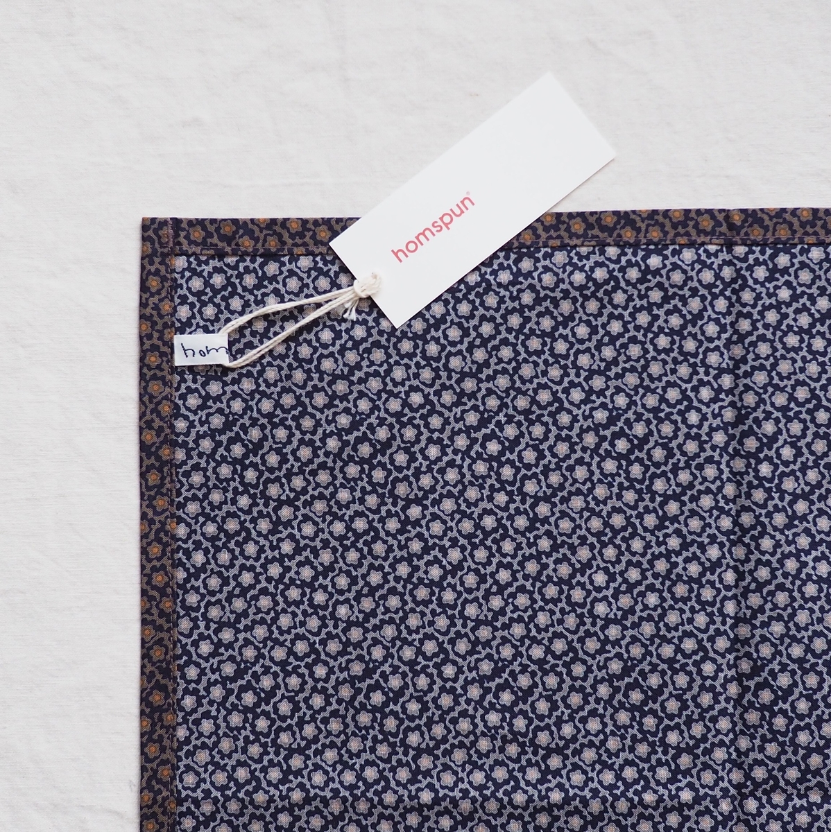 ホームスパン 小花プリント ハンカチ #8309 ネイビー | BRYWB ONLINE